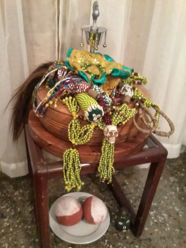 ᐈ La MANO DE ORULA 【Significado, Ceremonia y Su Pulsera】