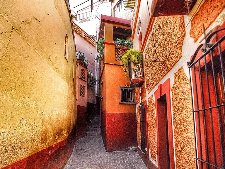 Descubre todo sobre el callejón del beso y su leyenda