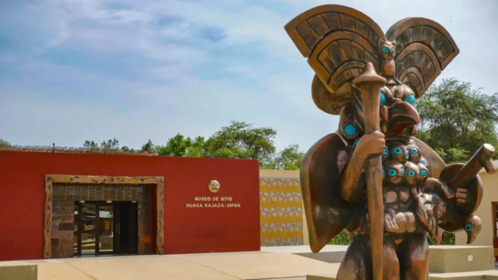 Conoces el Complejo arqueológico Huaca Rajada? Aprende todo aquí